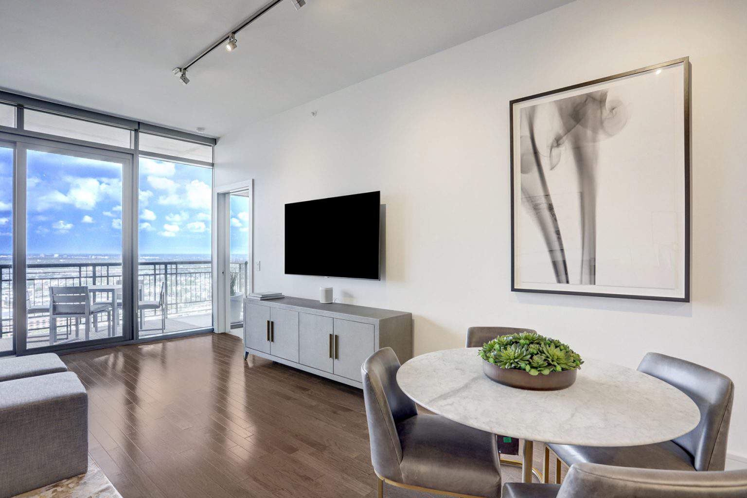 Houston High-Rise Apts | Premier Collection | Market Square Tower